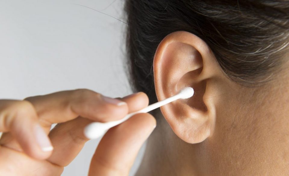Cera de ouvido: O que a cor e o excesso dizem sobre sua saúde?