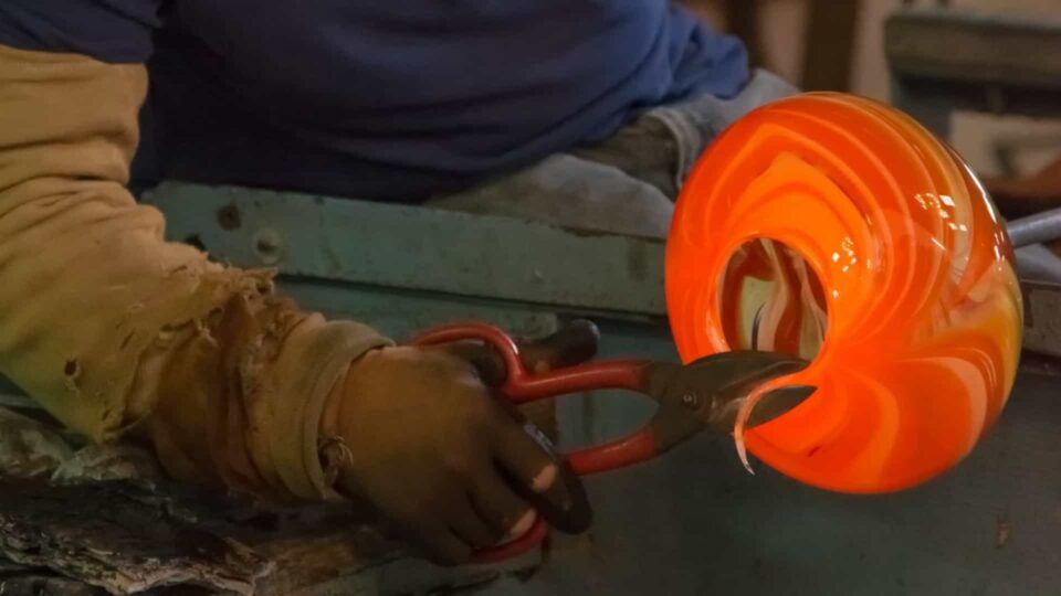 Como é feito o vidro? Material usado, processo e cuidados na fabricação