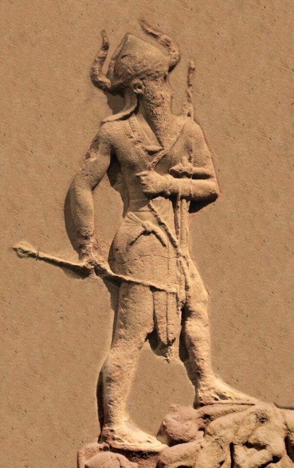 Naram-Sin, quem foi o rei acadiano que se considerava um deus vivo?