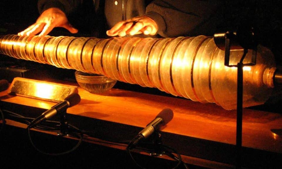 Harmônica de vidro: conheça a história do curioso instrumento musical